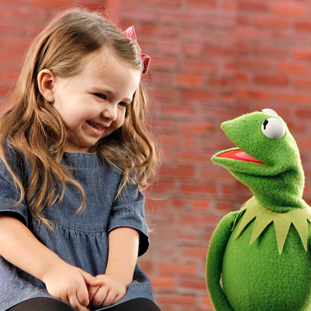 Little Girl and Kermit - D23